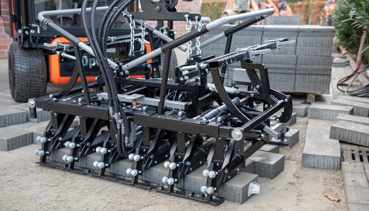 Optimas - Paver-Clamp Multi6 M (Paver Laying machine)